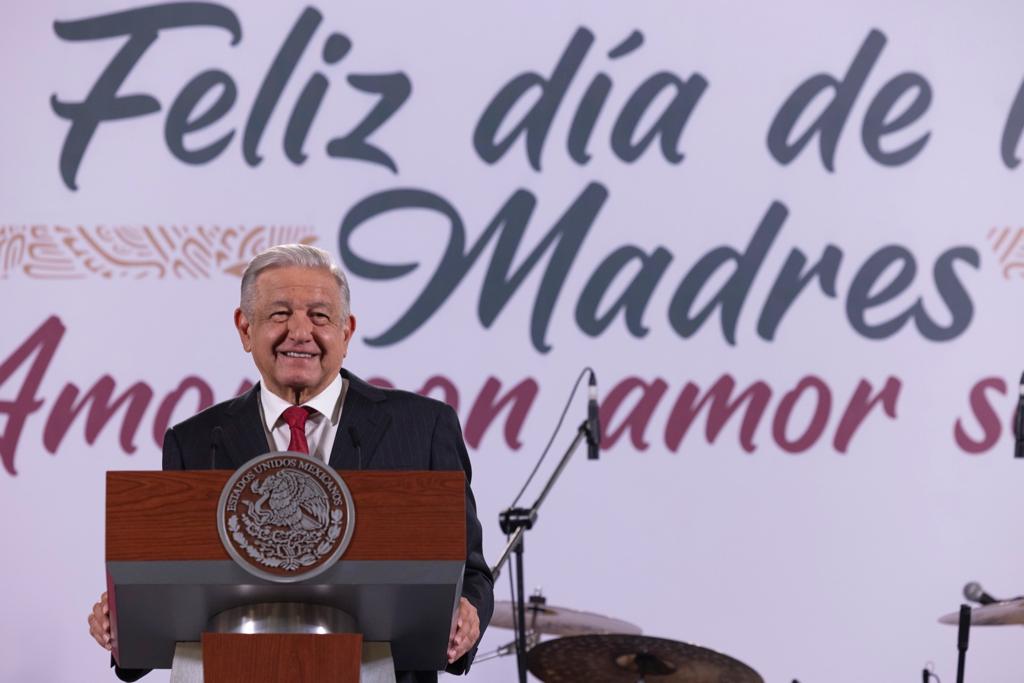 AMLO felicita a las mamás de México - Mining México